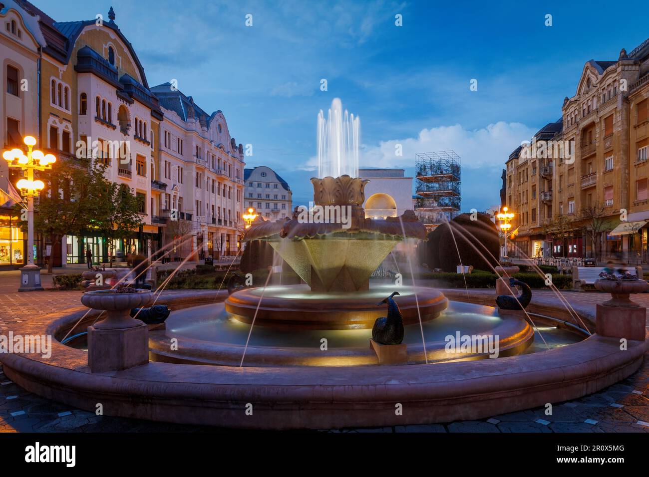 Siegesplatz mit dem Fischbrunnen zur blauen Stunde. Foto aufgenommen am ...