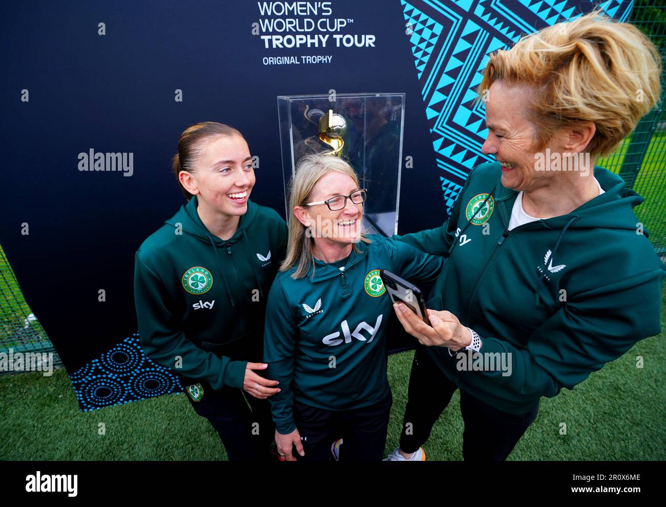 Die irische Managerin Vera Pauw (rechts), ehemalige Spielerin Olivia O ...