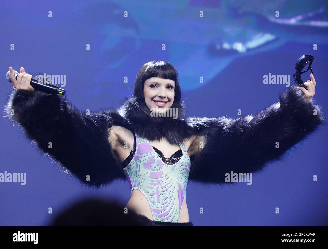 Hamburg, Deutschland. 10. Mai 2023. Die Sängerin Domiziana singt während einer Pause auf der ...