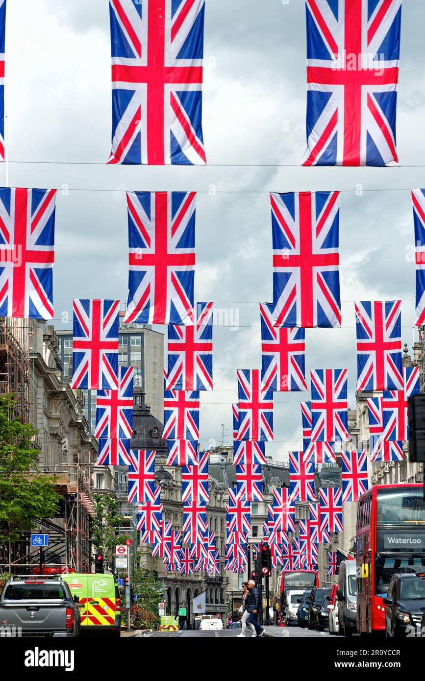 Eine spektakuläre Ausstellung der Union Jack Flaggen in der Regent ...