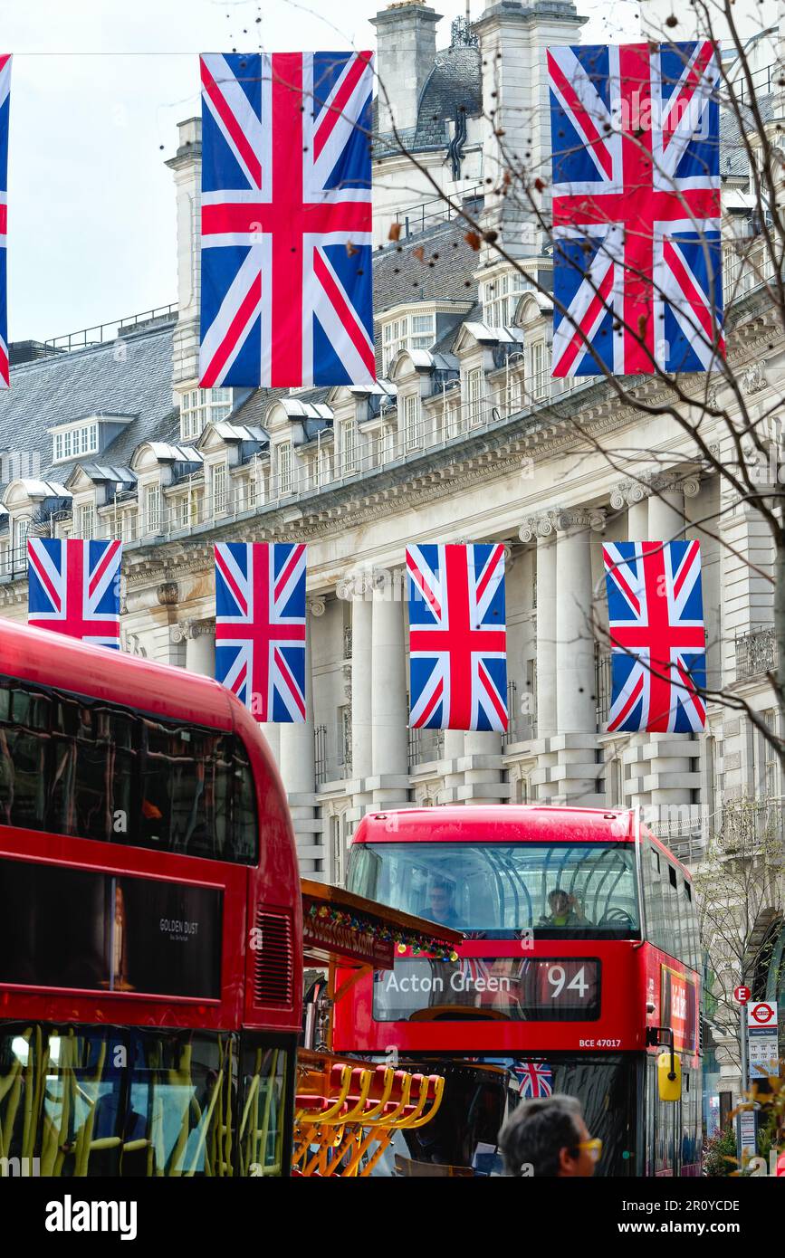 Eine spektakuläre Ausstellung der Union Jack Flaggen in der Regent ...