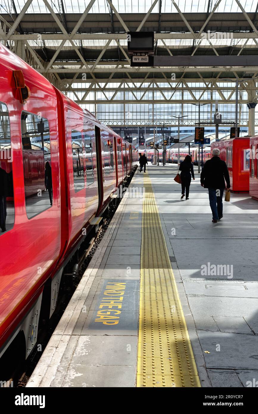 Ein South Western Railway Pendlerzug steht auf einem Bahnsteig am ...