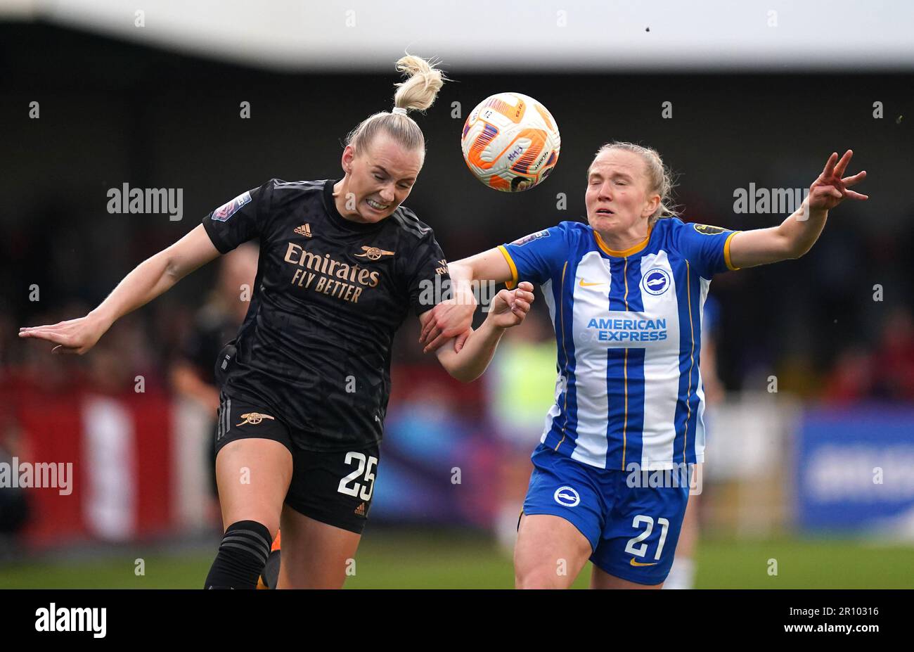 Arsenal Stina Blackstenius (links) und Brighton und Hove Albion Zoe ...