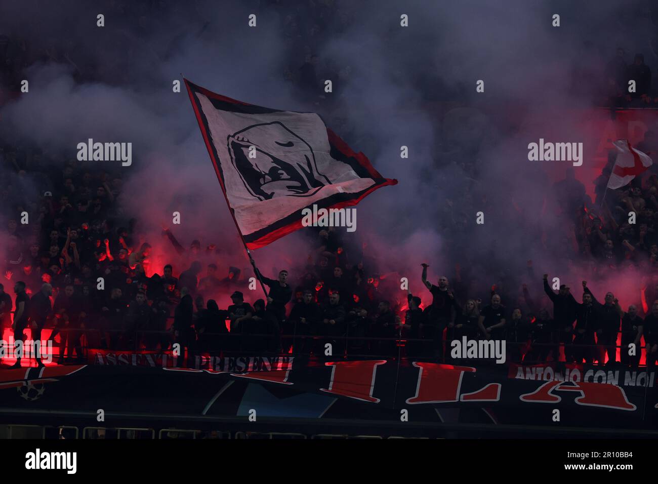 Mailand, Italien. 10. Mai 2023. Fans des AC Mailand werden am 10. Mai ...