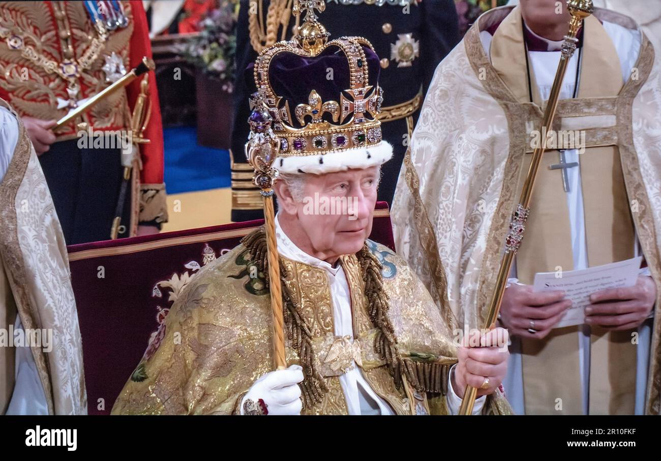 König Karl III. Trägt die St. Edwards Krone, hält das Zepter des ...