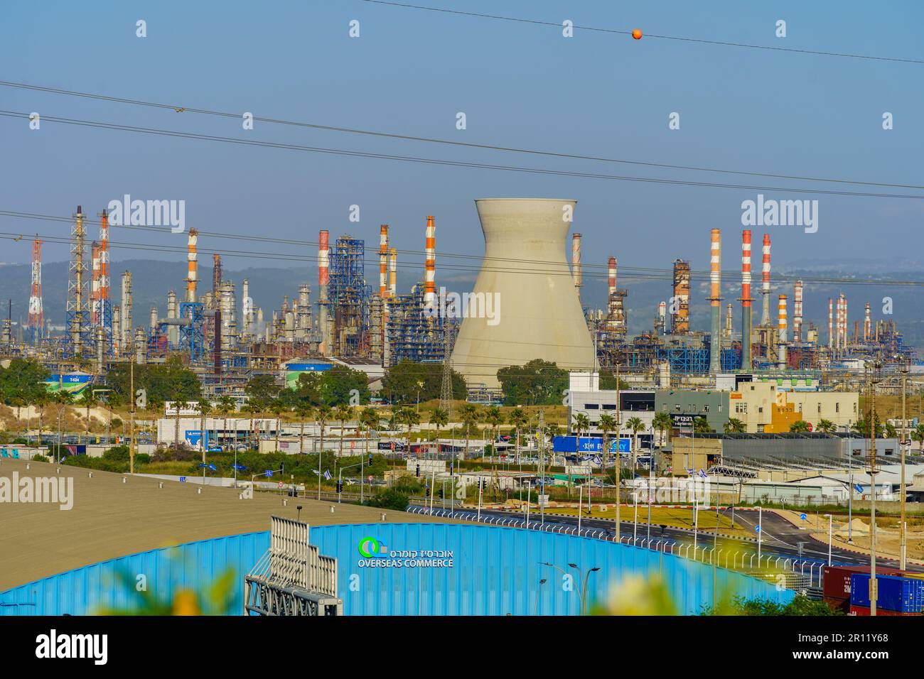 Haifa, Israel - 06. Mai 2023: Blick auf die Raffinerien und das ...