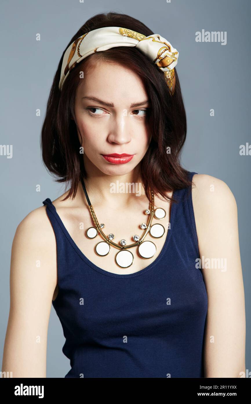 Gesicht, Frau in Vintage-Mode mit Laune oder launisch, Stirnrunzeln ...