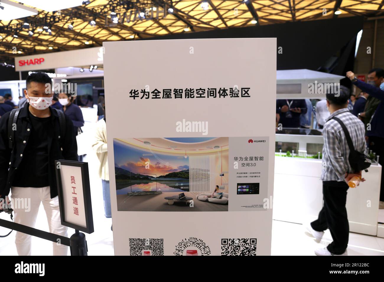 SHANGHAI, CHINA - 27. APRIL 2023 - Besucher sehen ein Smart-Home-System ...