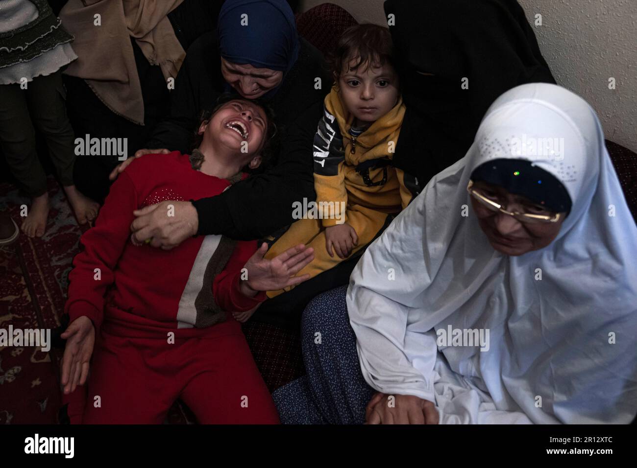 Palestinian relatives weep at the funeral for Islamic Jihad commander ...