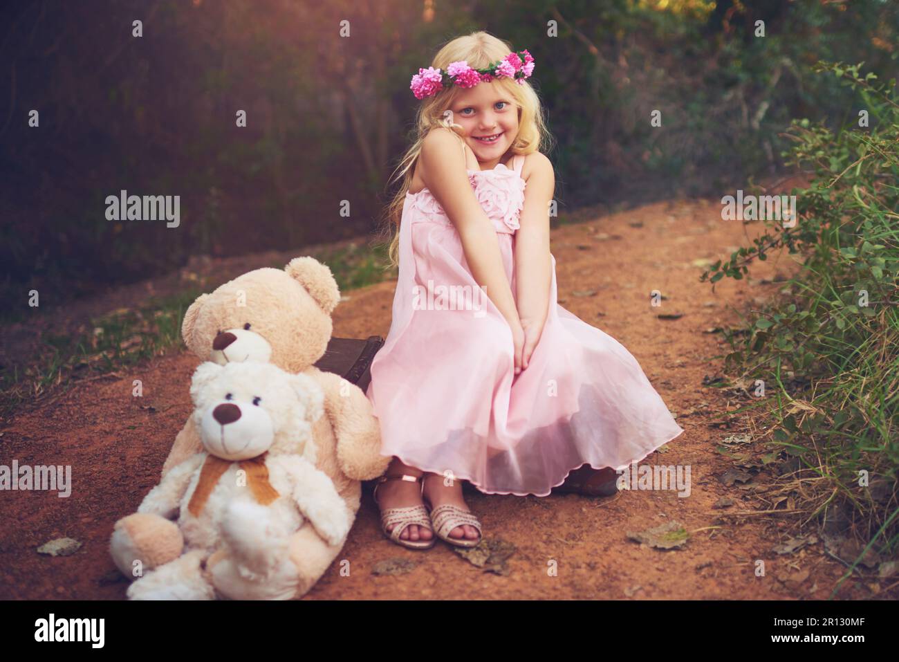 Das Süßeste Mädchen Der Welt Ein Glückliches Kleines Mädchen Das Mit Ihren Teddybären Sitzt