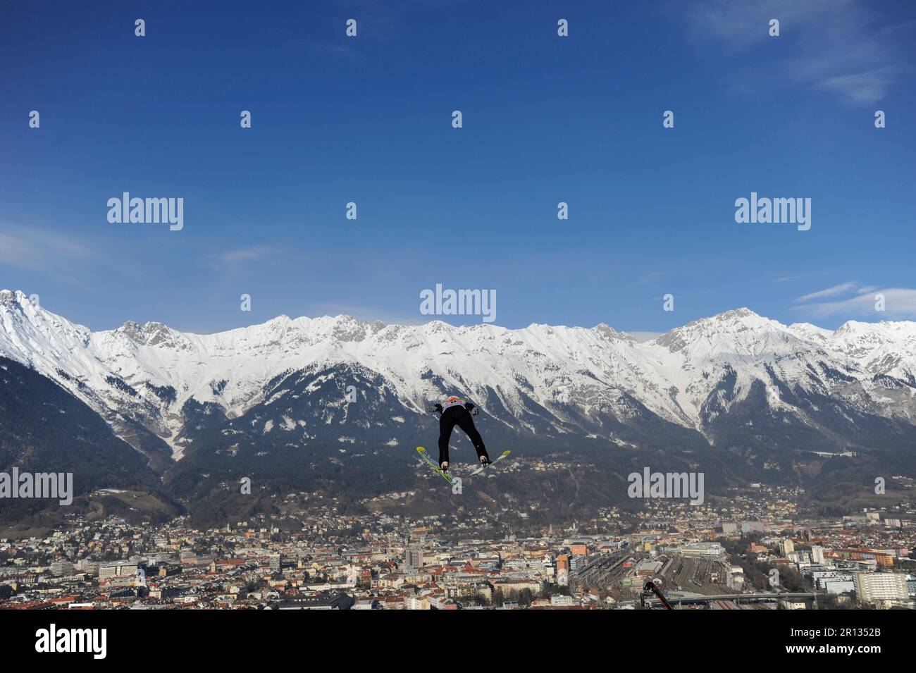 Skispringen general, Skispringer in der Luft über Innsbruck. 4 Schanzen ...