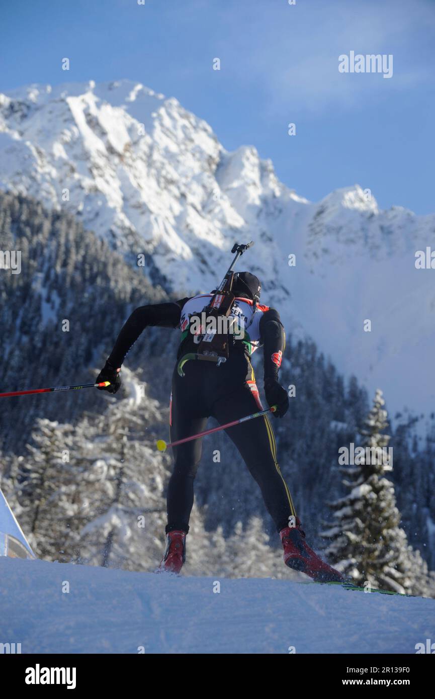 Biathlon general, Läufer vor den Bergen der Dolomiten bei Antholz ...