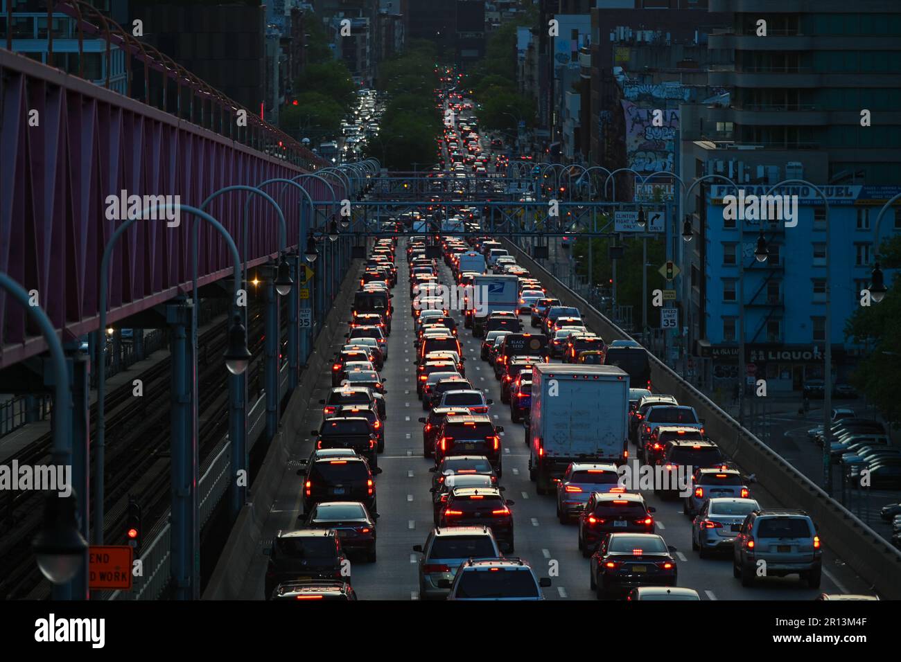 Die Fahrzeuge stehen beim Verlassen der Williamsburg Bridge am 10. Mai ...
