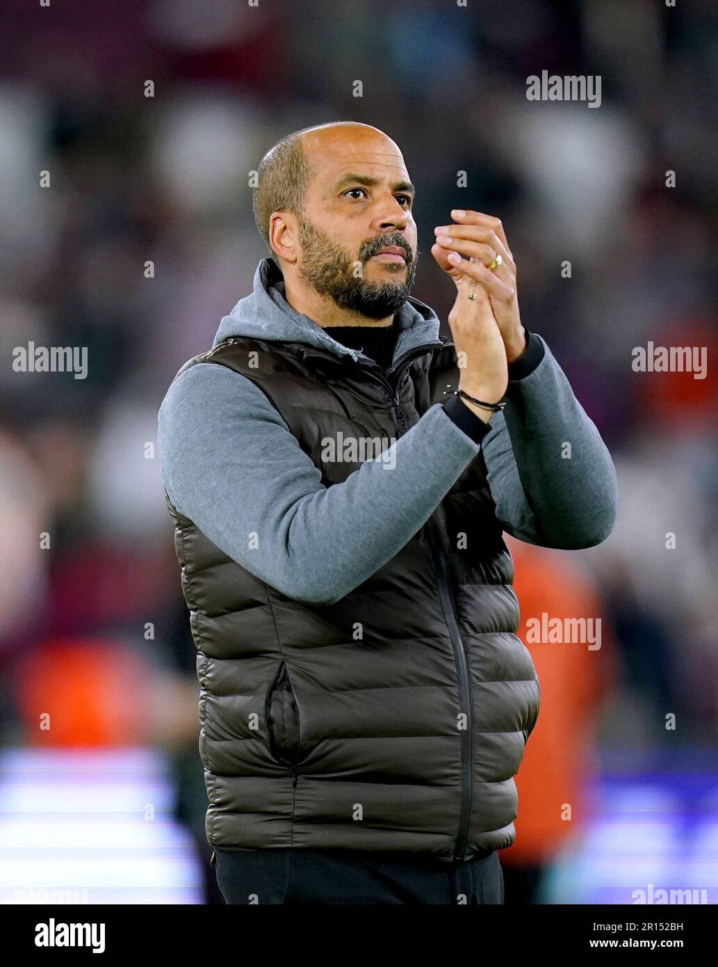 AZ Alkmaar Manager Pascal Jansen begrüßt die Fans am Ende des ...