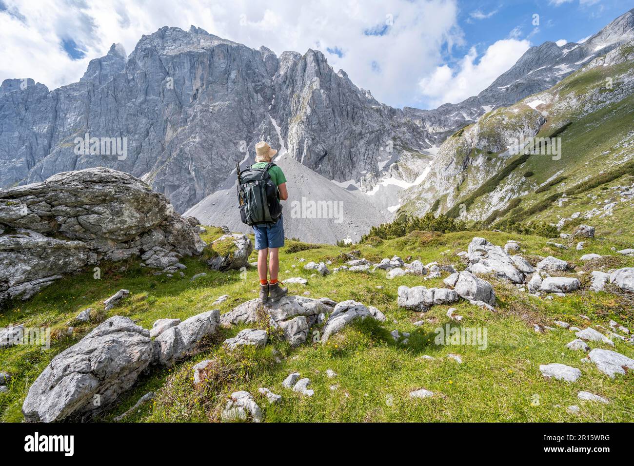 Bergsteiger erklimmen den Hochkoenig im Ochsenkar, in den felsigen ...