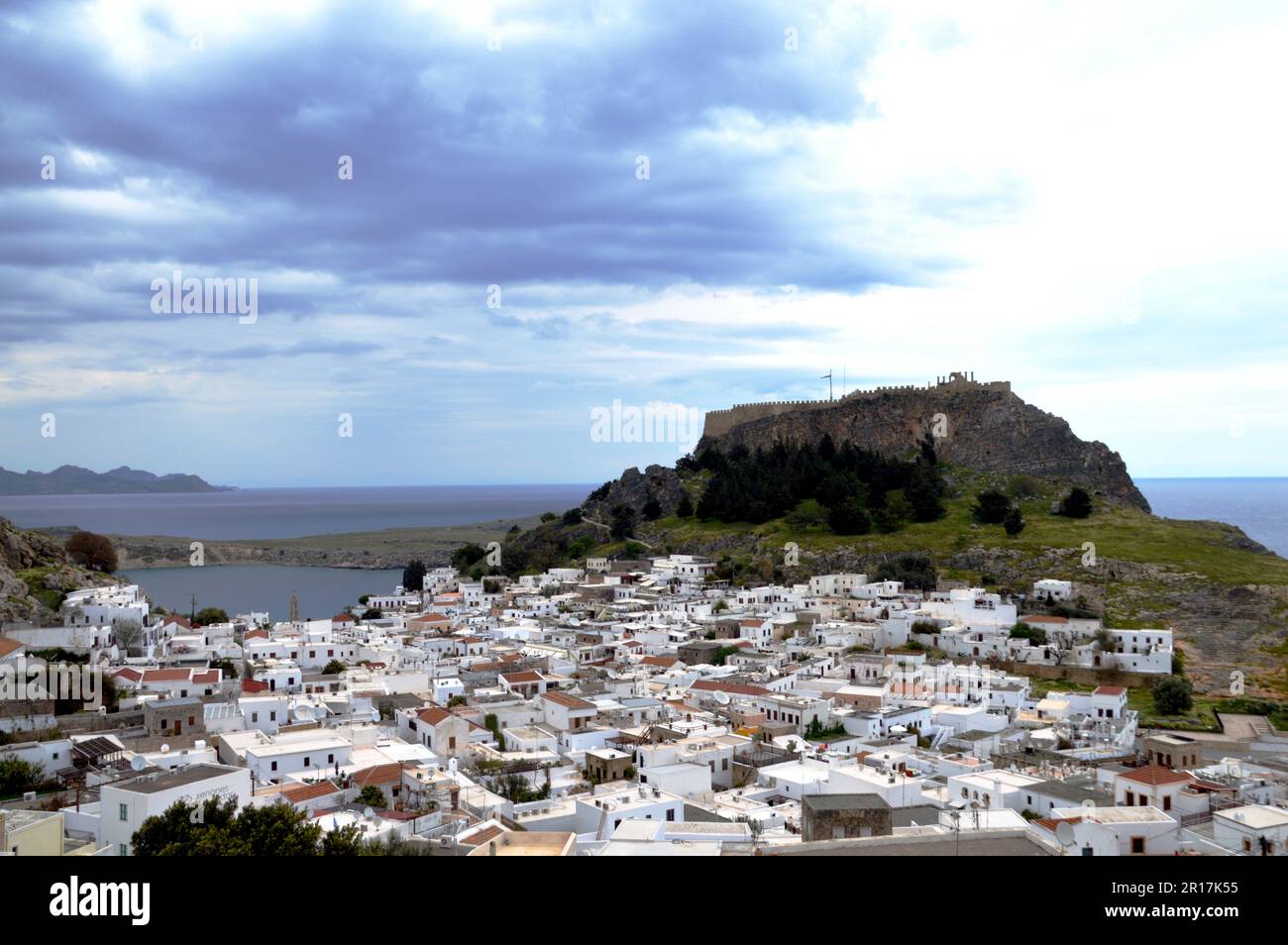 Griechenland, Insel Rhodos, Lindos: Blick auf die Stadt mit Blick auf ...