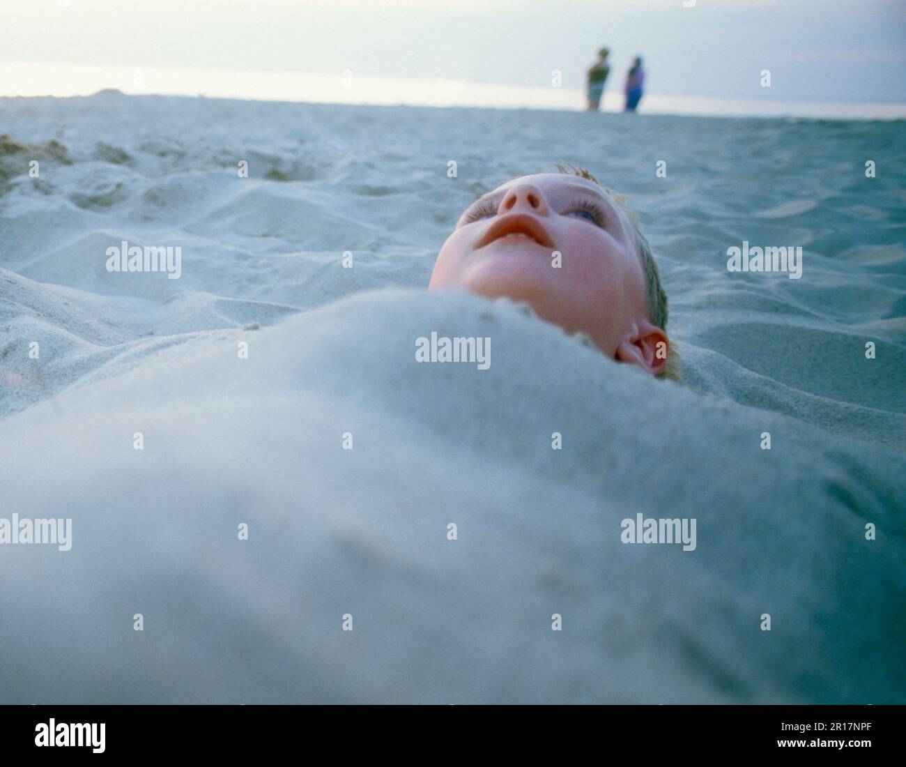 Junge im sand begraben -Fotos und -Bildmaterial in hoher Auflösung – Alamy
