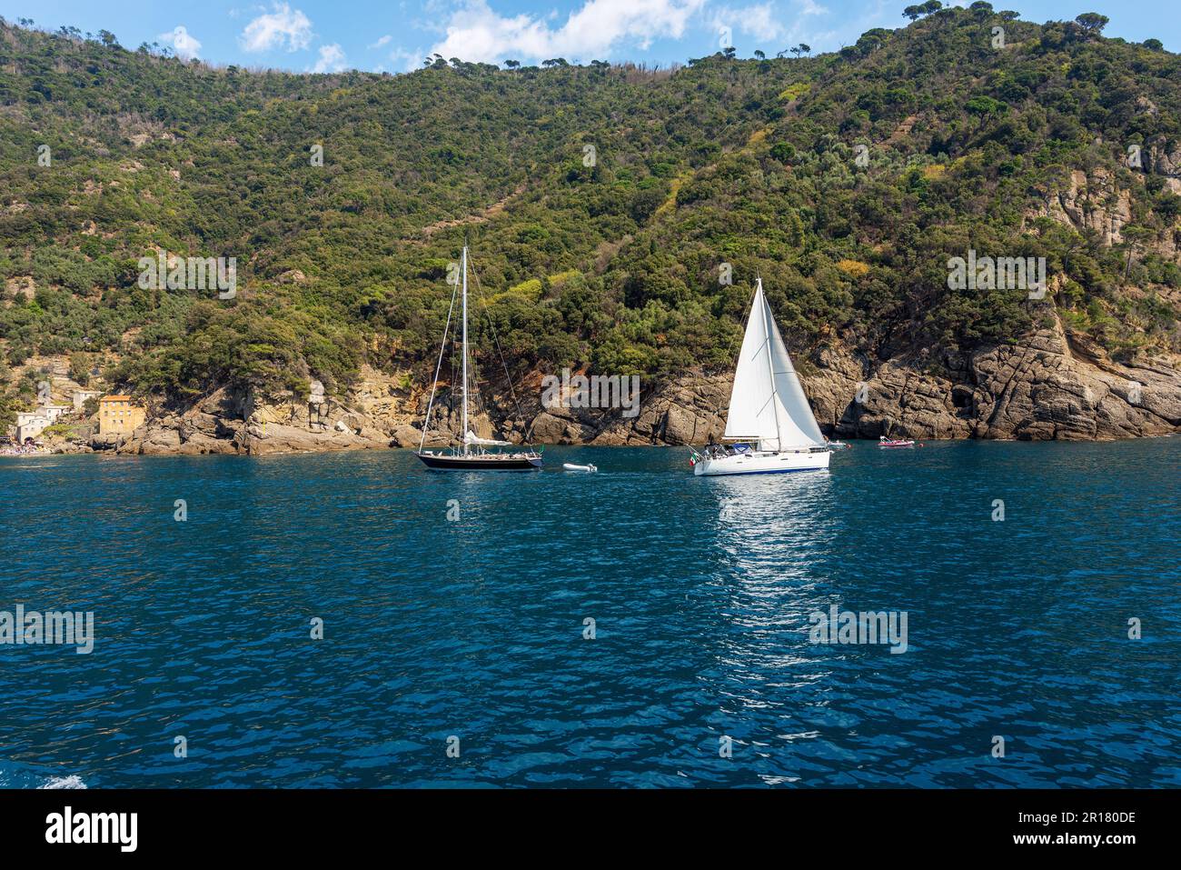 Segelboote in der Bucht von San Fruttuoso, berühmt für ihre antike ...