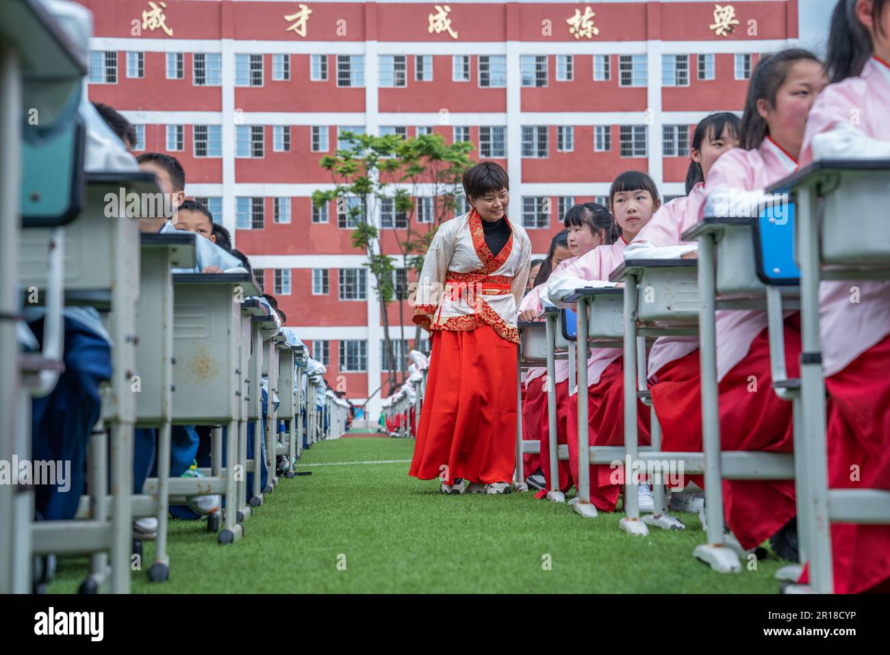 BIJIE, CHINA - 12. MAI 2023 - Schüler nehmen an einer Aktivität Teil, um alte chinesische ...