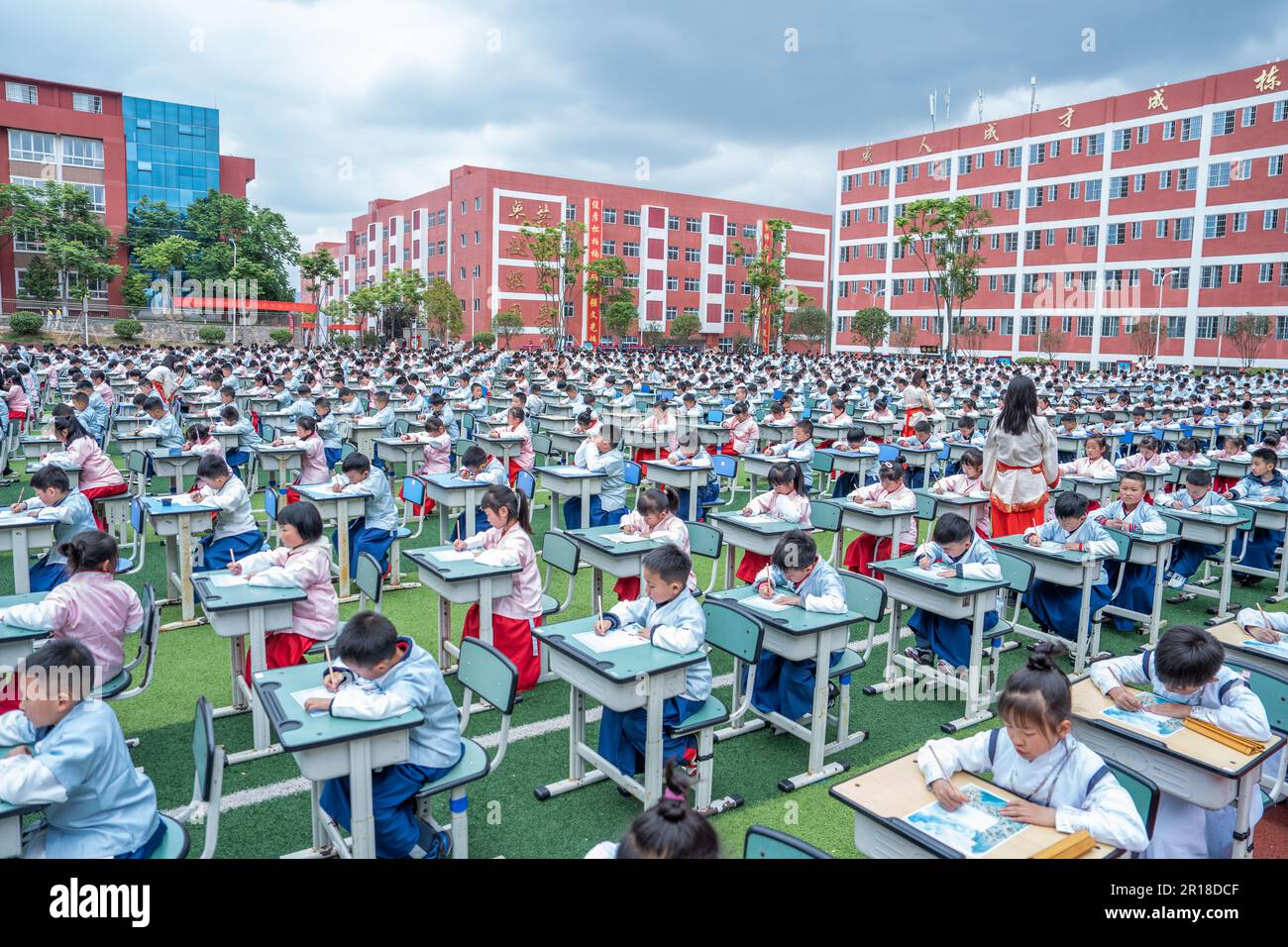 BIJIE, CHINA - 12. MAI 2023 - Schüler nehmen an einer Aktivität Teil, um alte chinesische ...
