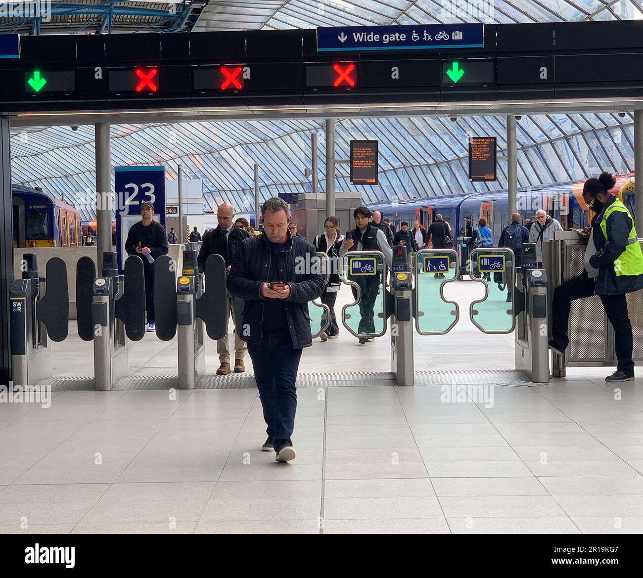 Waterloo, London, Großbritannien. 28. April 2023. Es war ein hektischer ...