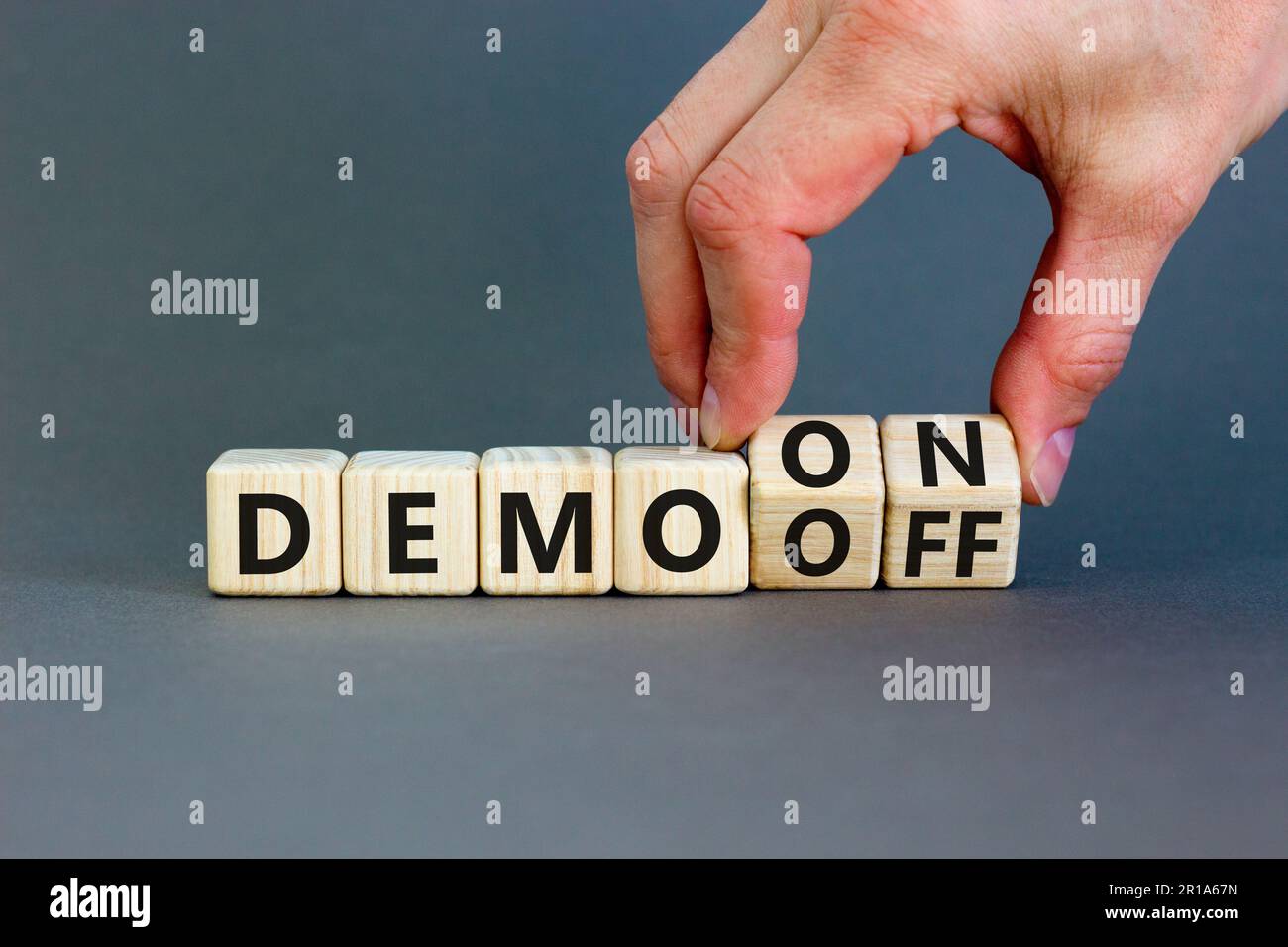 Symbol Demo ein oder aus. Ein Geschäftsmann dreht Holzwürfel um und ...