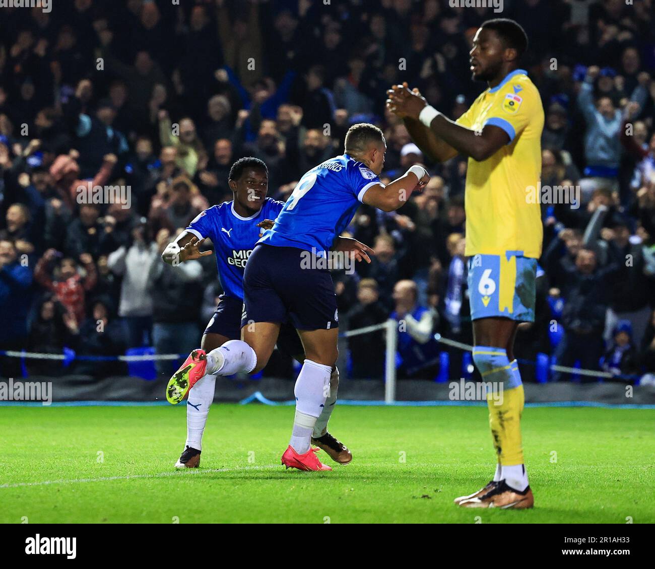 Jonson Clarke-Harris aus Peterborough feiert mit Ephron Mason-Clark von ...