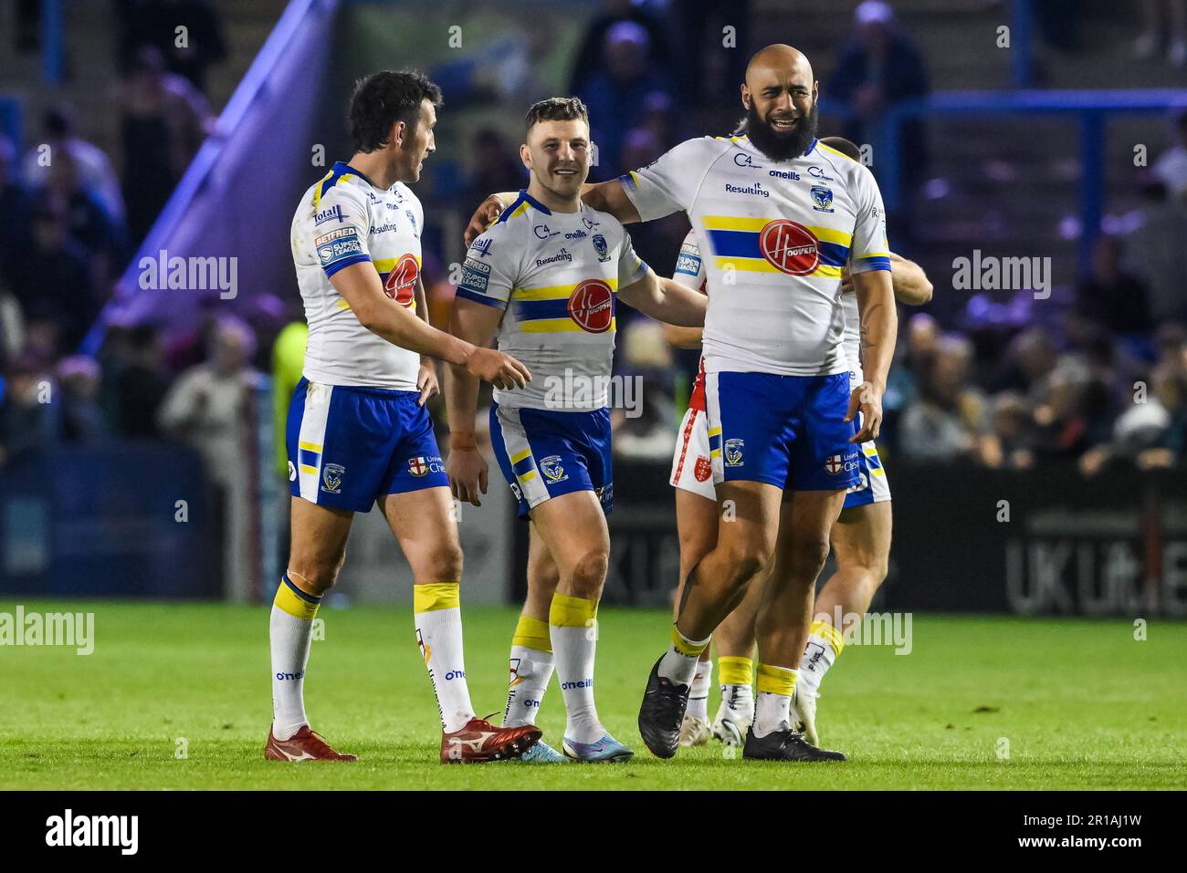 Warrington Wolves feiert am Ende der Betfred Super League Runde 12 das ...