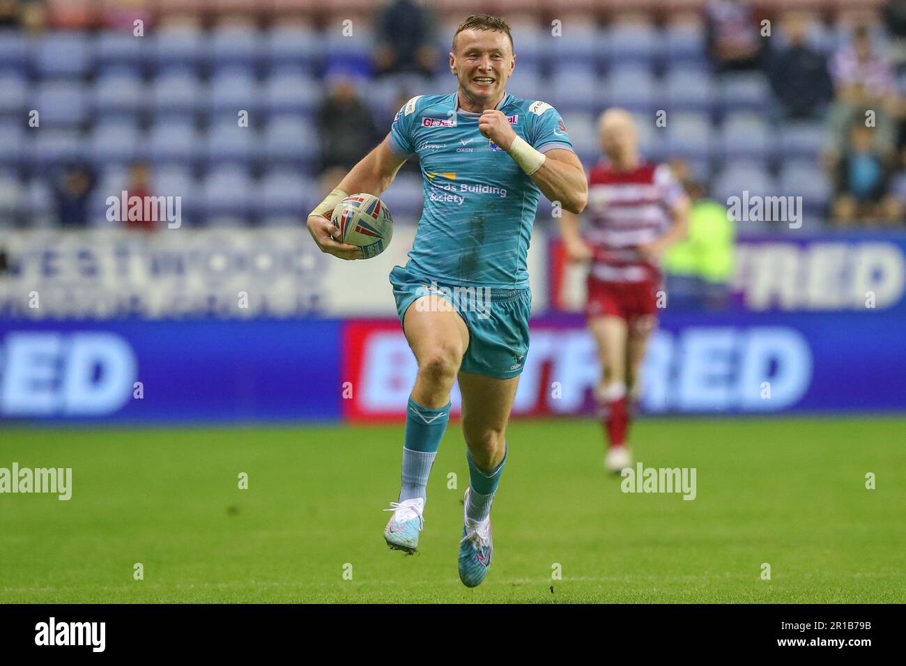 Harry Newman #3 von Leeds Rhinos läuft mit dem Ball während des Spiels ...
