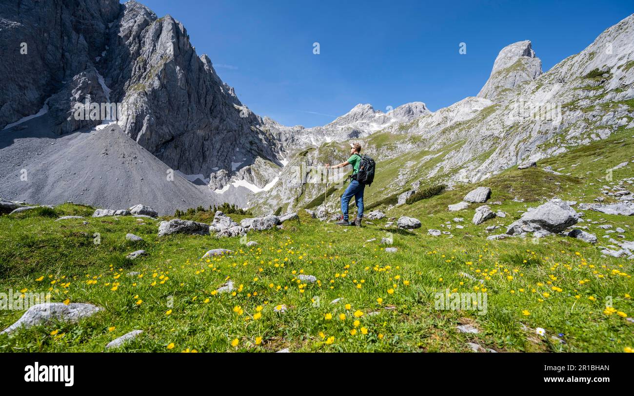 Bergsteiger erklimmen den Hochkoenig im Ochsenkar, in den felsigen ...