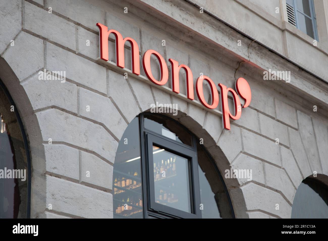 Monop laden -Fotos und -Bildmaterial in hoher Auflösung – Alamy