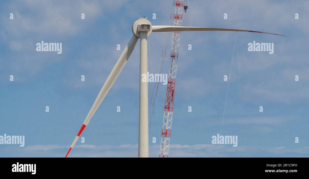 Windturbine – ein großer Kran arbeitet am Bau einer Windturbine ...