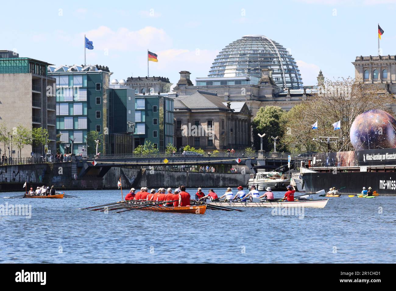13. Mai 2023, Berlin: Bei hellem Sonnenschein und milden Temperaturen ...
