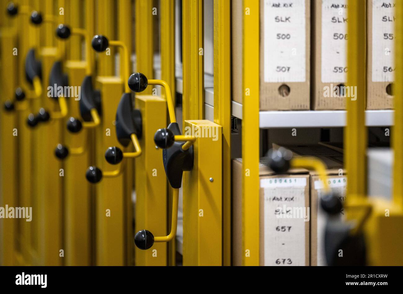 13. Mai 2023, Sachsen, Chemnitz: Blick auf Rollregale mit Archivboxen ...