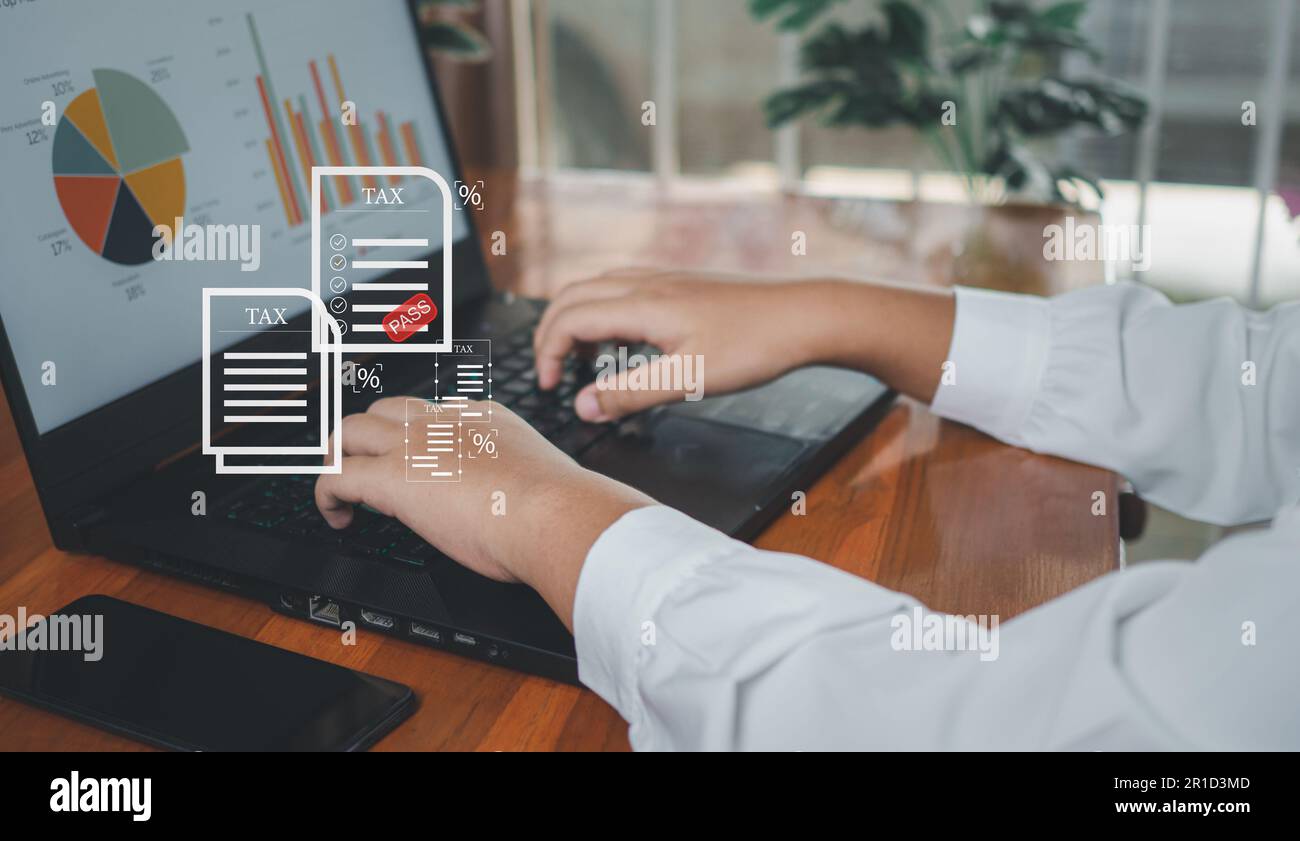 Geschäftsfrau, die einen Computer benutzt, um das Formular für die ...
