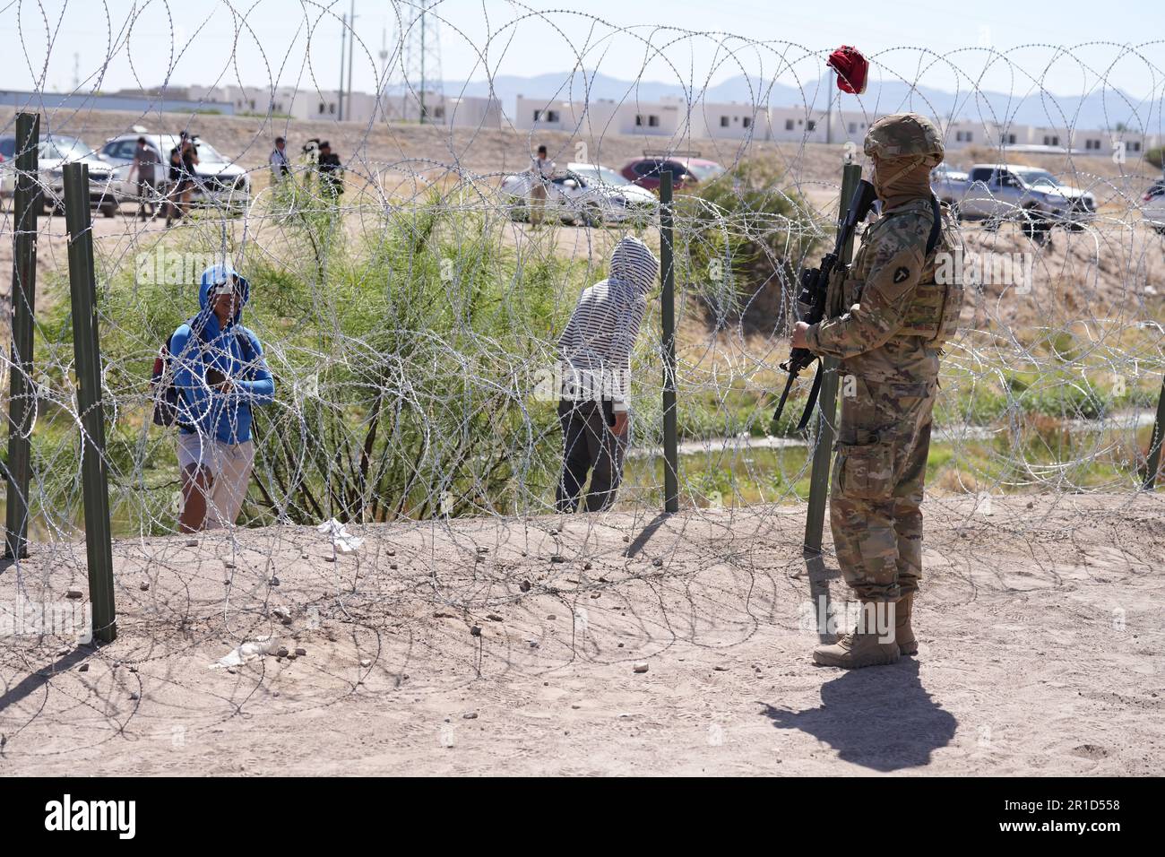 El Paso, Usa. 11. Mai 2023. Die Leute schauen von Mexiko aus zu den ...