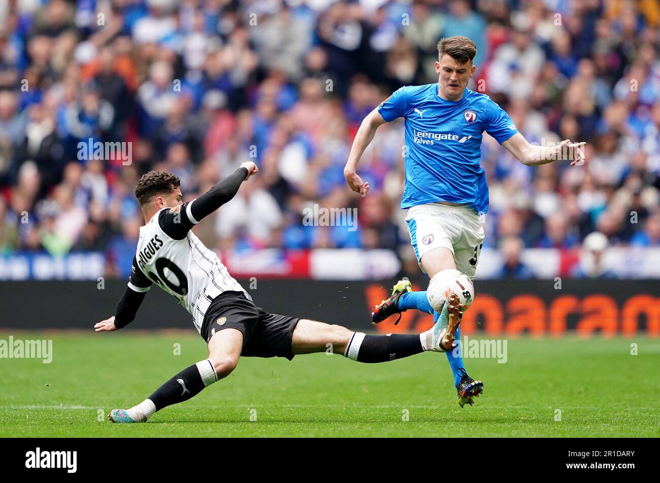 Chesterfield's Bailey Clements (rechts) und Notts County Ruben ...