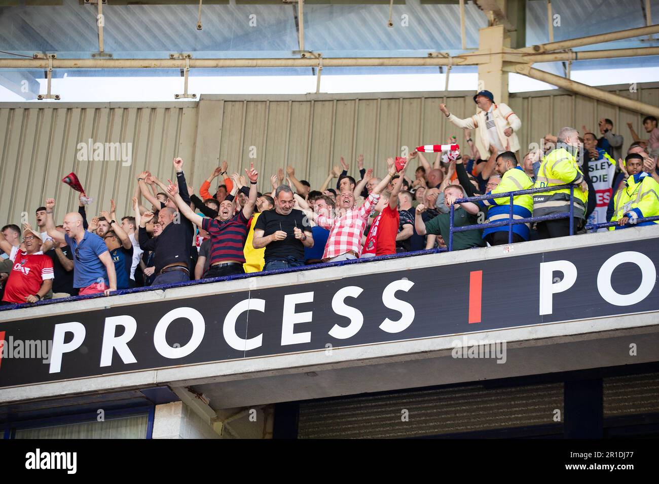 Barnsley F.C-Fans feiern Nicky Cadden #7 von Barnsley, der es am ...
