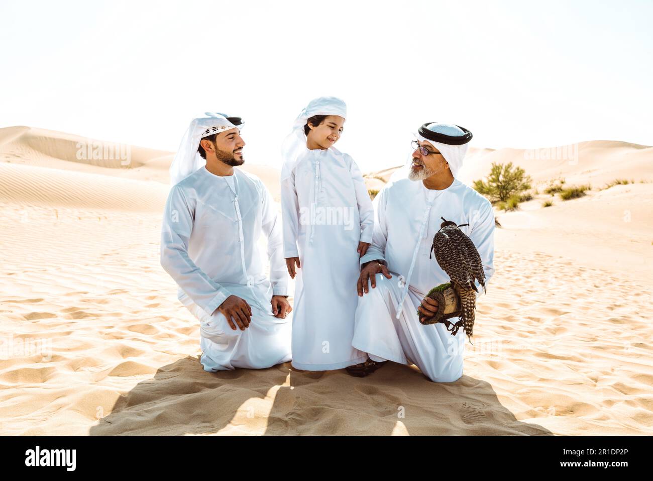 Drei Generationen Familie machen eine Safari in der Wüste von Dubai ...