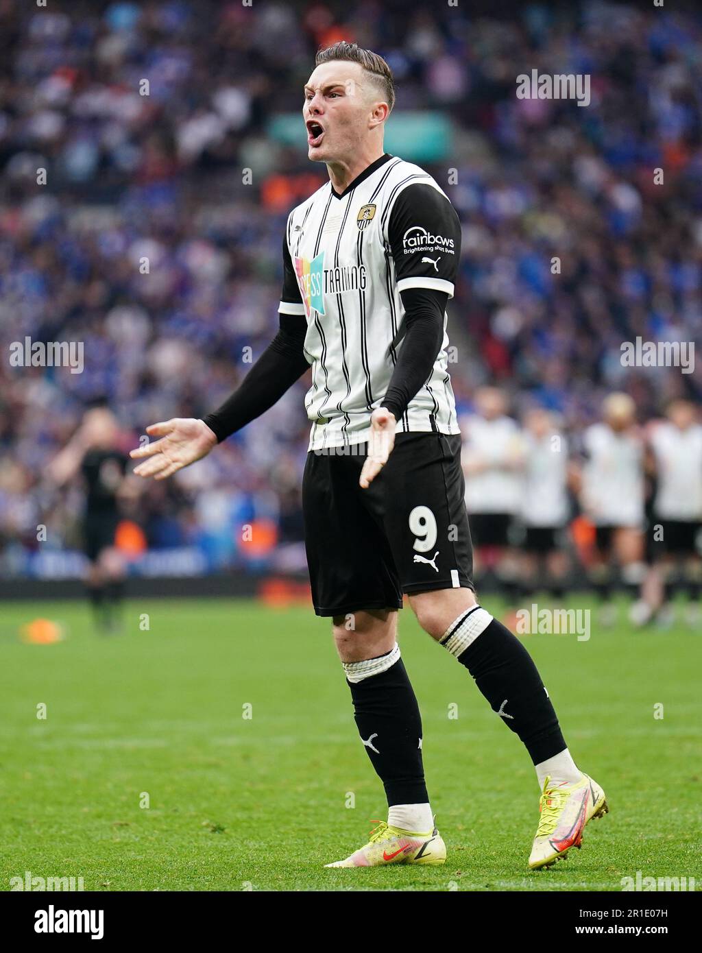 Das Macauley Langstaff von Notts County feiert die Schießerei im ...