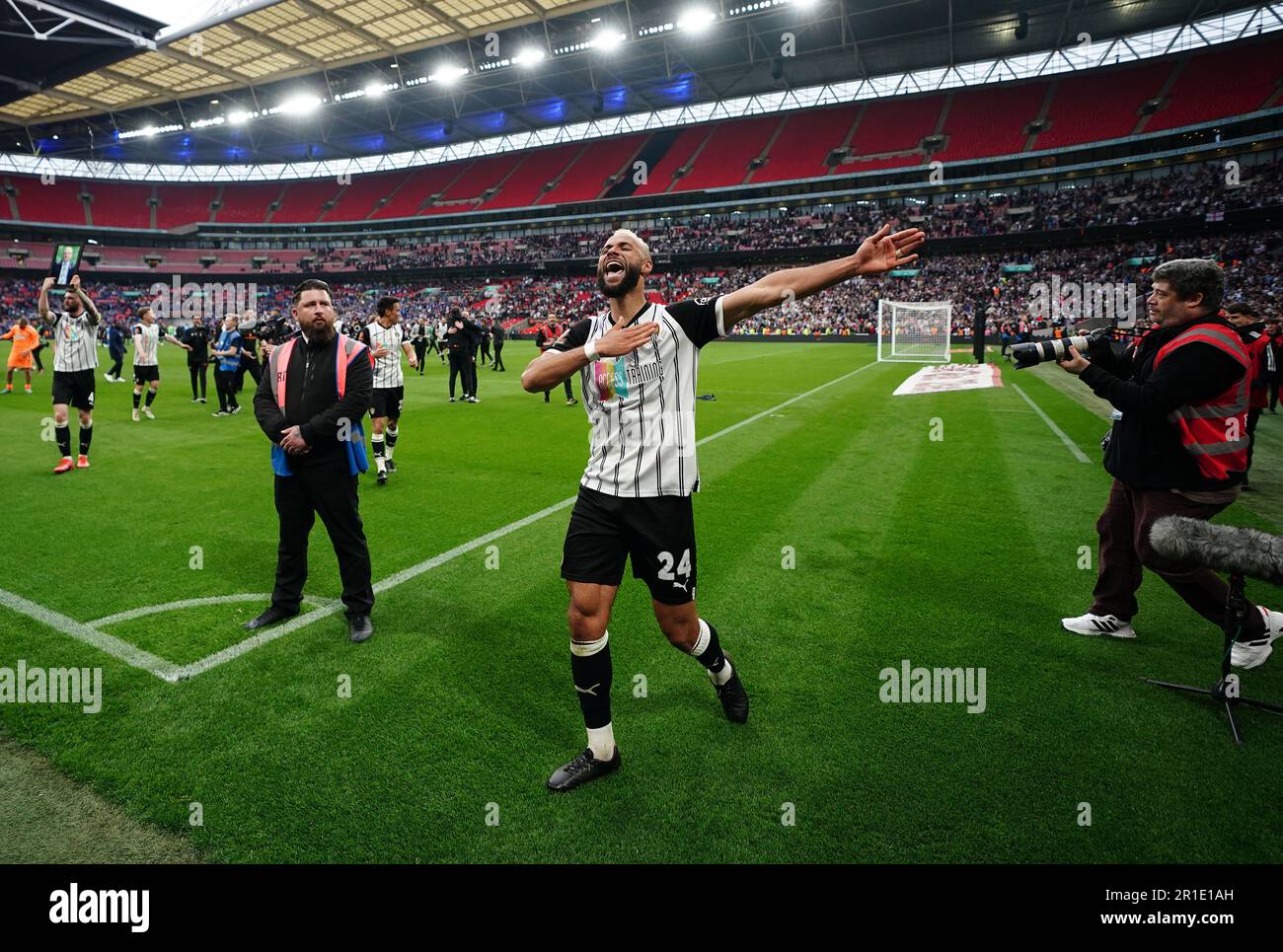John Bostock von Notts County feiert die Beförderung zur Sky Bet League ...