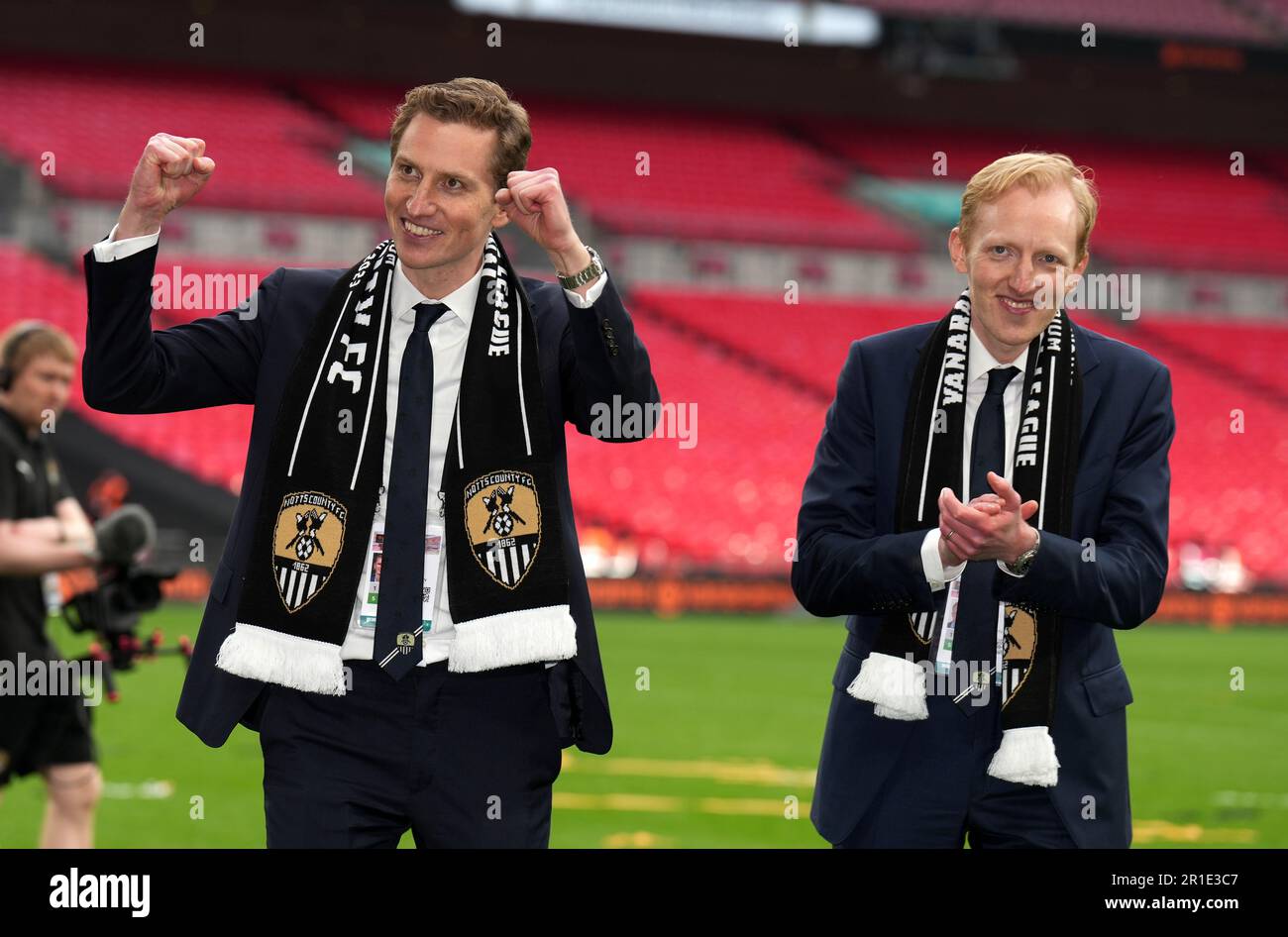 Die Besitzer von Notts County Alexander und Christoffer Reedtz feiern ...