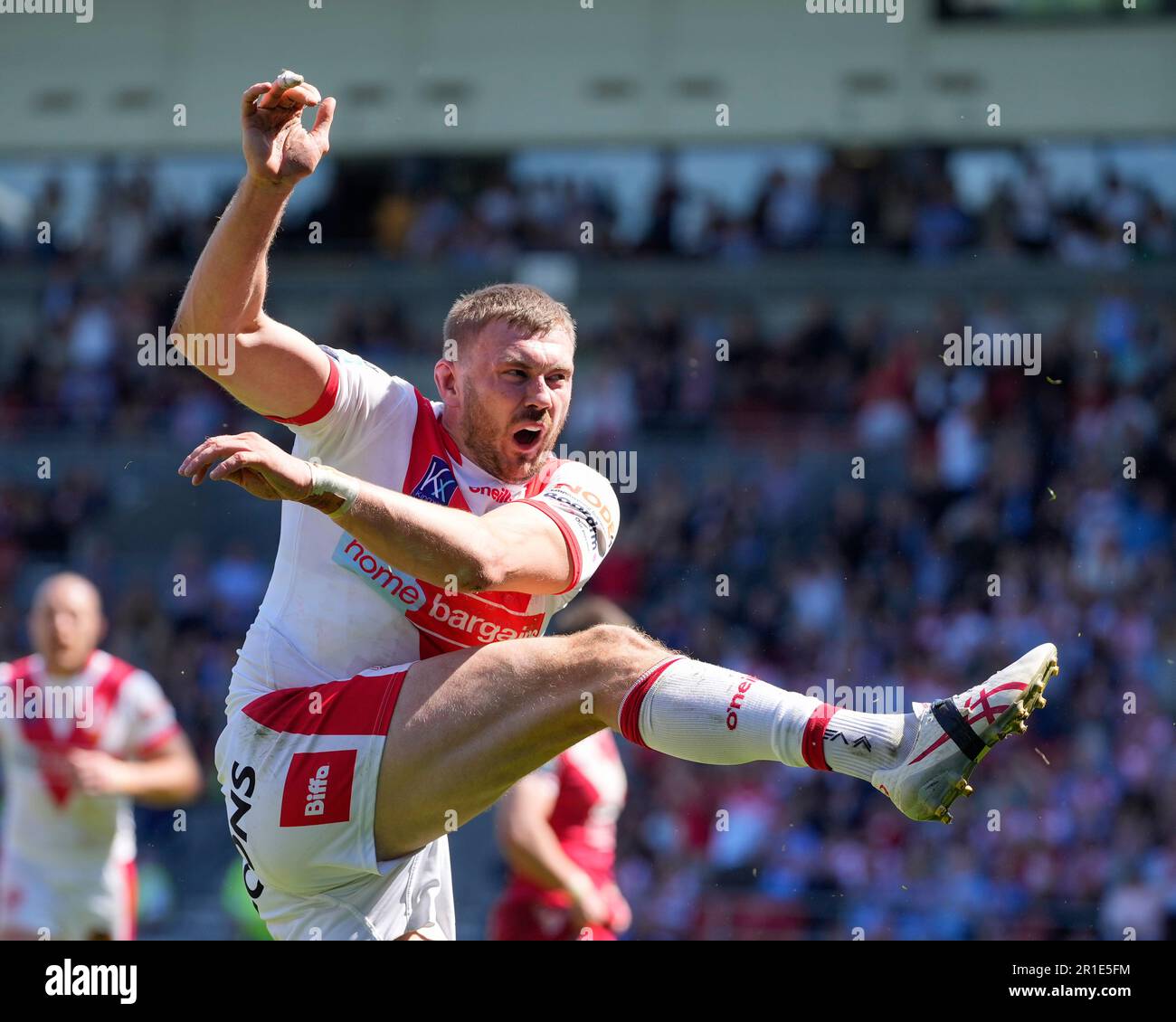 Joe Batchelor Nr. 12 von St. Helens feiert einen Versuch beim Spiel der ...