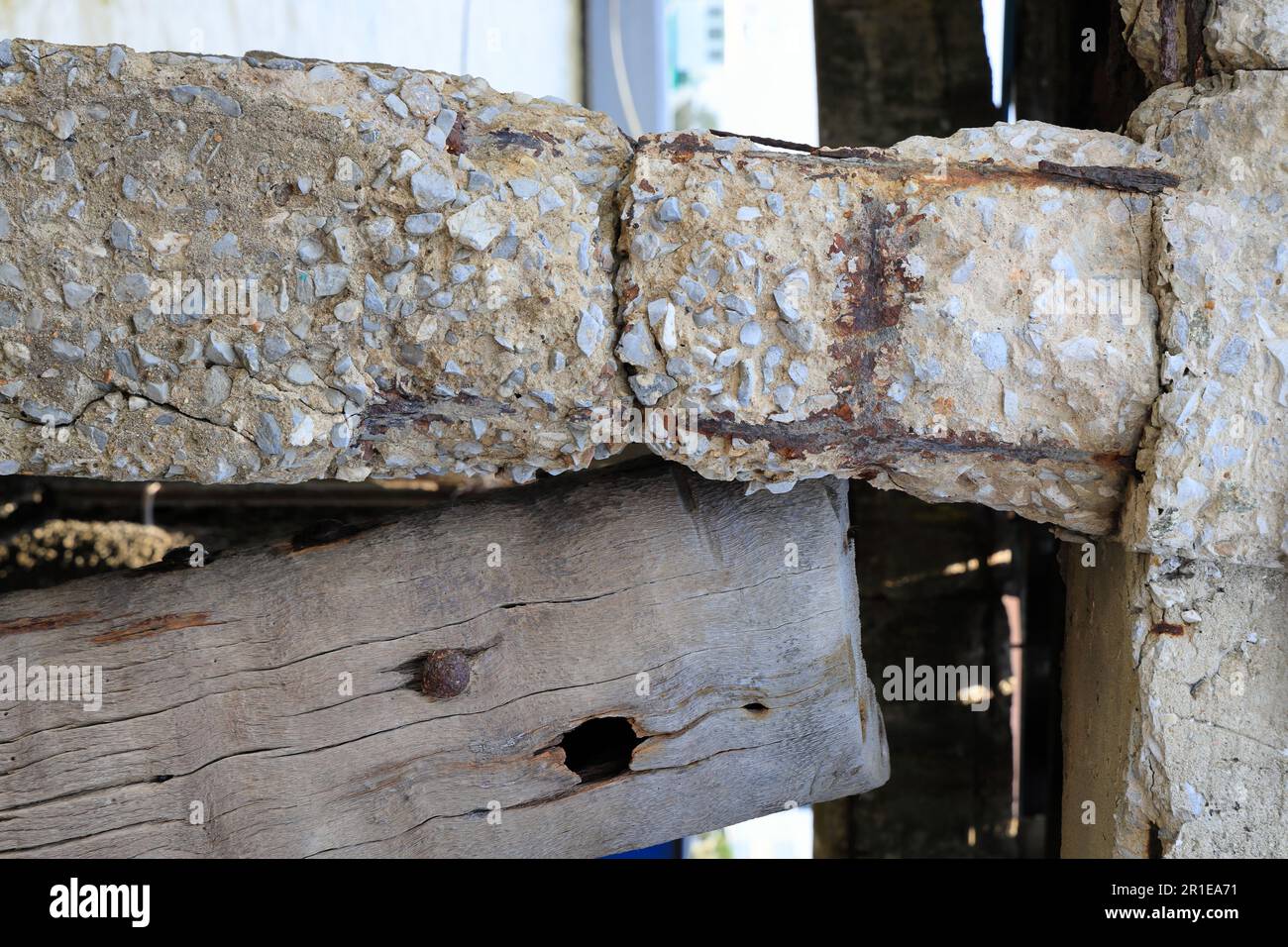 Gerissene graue Betonoberfläche mit sichtbarer Bewehrung, Rost in der ...