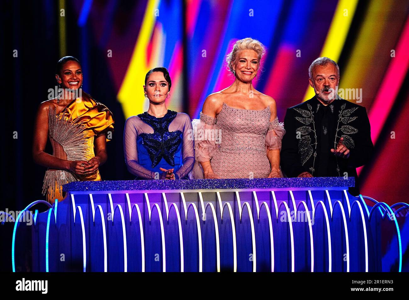 Gastgeber (von links nach rechts) Alesha Dixon, Julia Sanina und Hannah ...