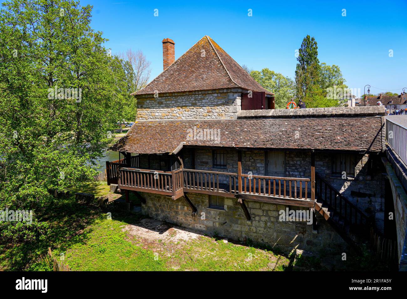 „Moulin à Tan“ („Tan Wassermühle“), erbaut auf einem Staudamm über dem ...