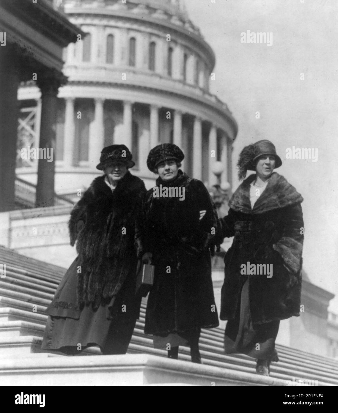 Archivialfoto: L. bis R. Alice Robertson aus Okla., Mrs. John I. Nolan ...