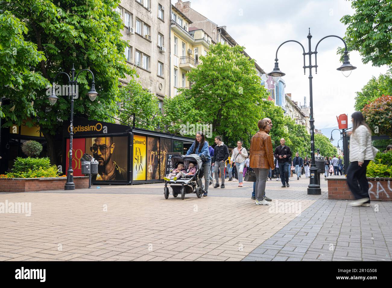 Sofia, Bulgarien. Mai 2023. Leute, die auf dem Vitosha Boulevard im ...