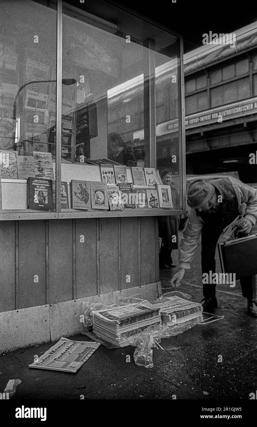 Newspaper stand at the train station -Fotos und -Bildmaterial in hoher ...