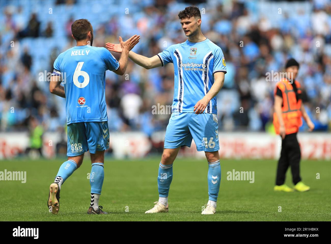 Liam Kelly von Coventry City (links) und Luke McNally nach dem ...